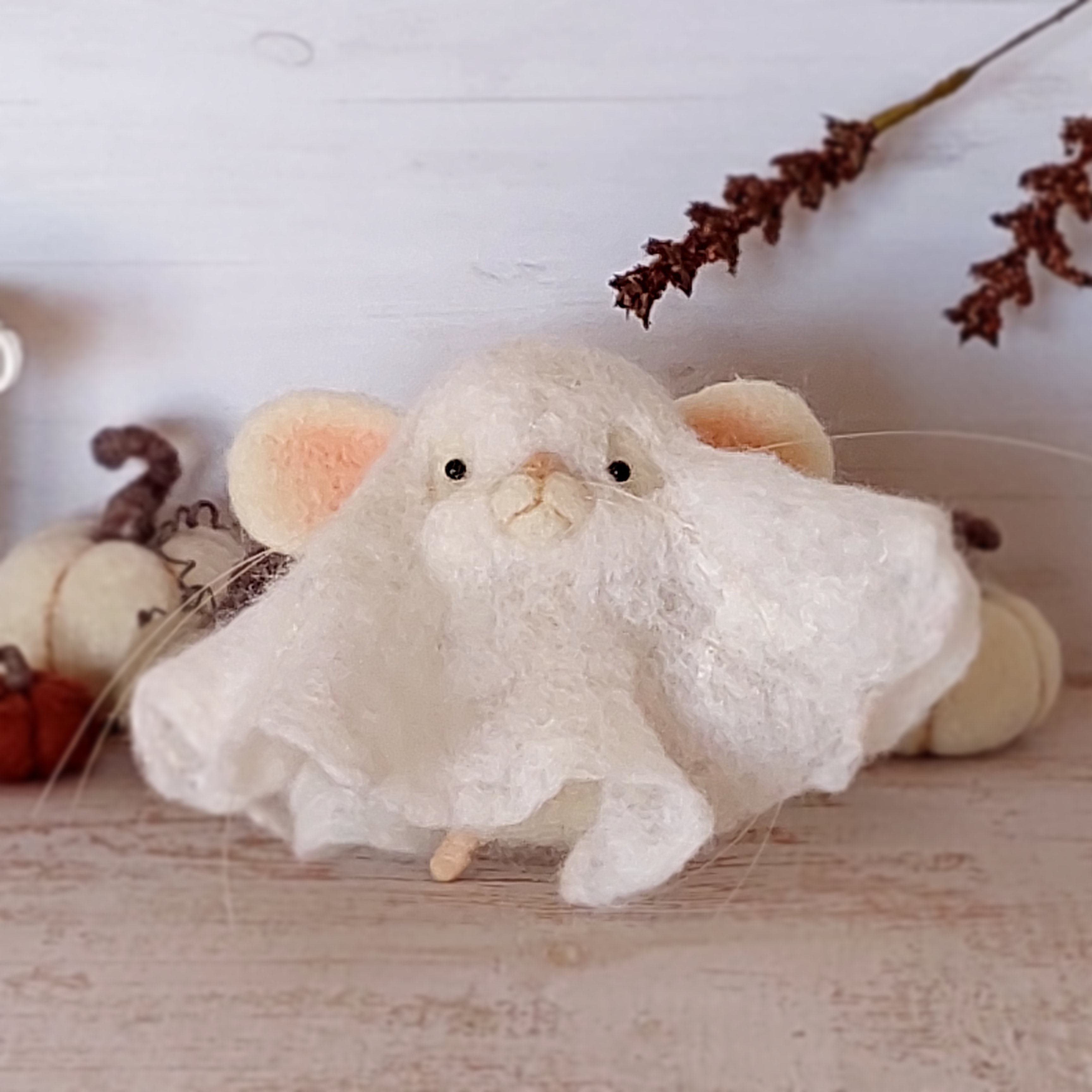 Needle felted mouse Ghost Pipa Tattertail – LambertsLambs